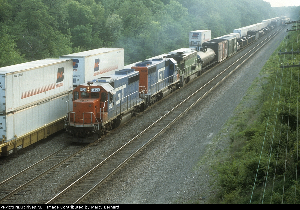 GTW 6424 and 5918 Running Around Stopped Piggyback Train on BN Racetrack